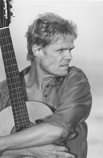 SENTADITO EN LA ESCALERA: EL POLLITO DE CALIFORNIA